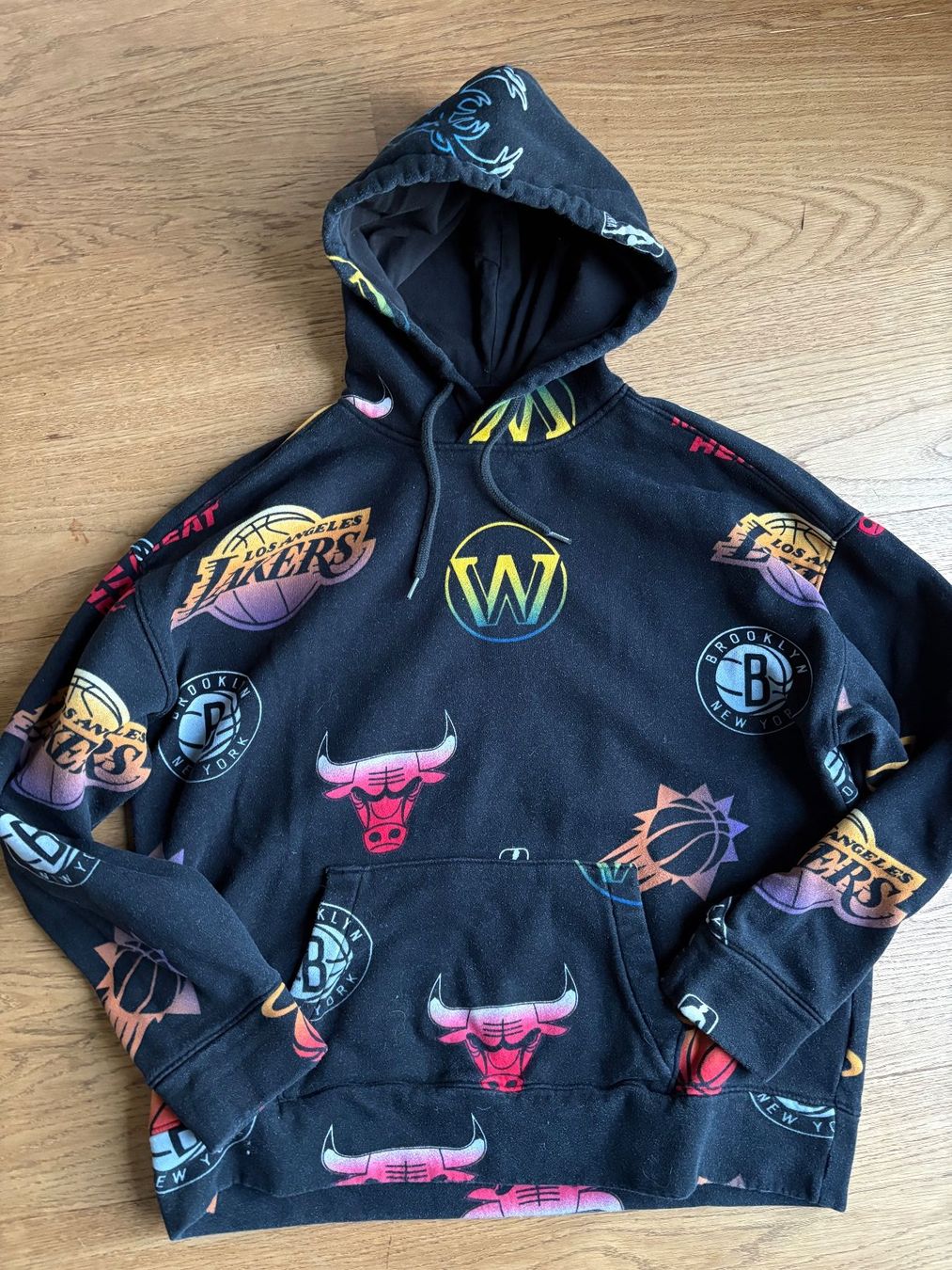 Hoodie und Shorts Marke Hollister mit Basketball Logos NBA (Gebraucht ...