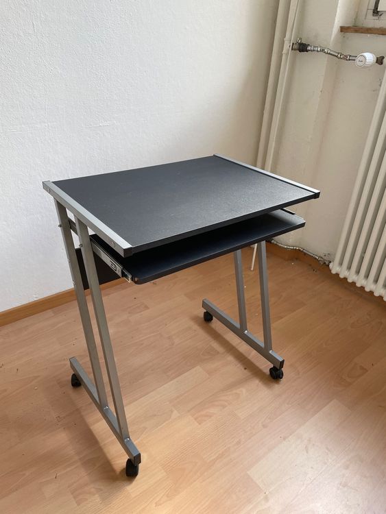 PC-Tisch mit ausziehbarer Tastaturablage, auf Rollen (Gebraucht) in ...