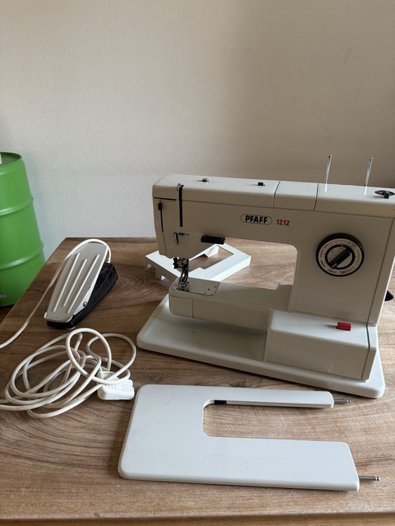 Pfaff 1212 Nähmaschine, Inkl. Zubehör! (Gebraucht) in Zürich für CHF 54 ...