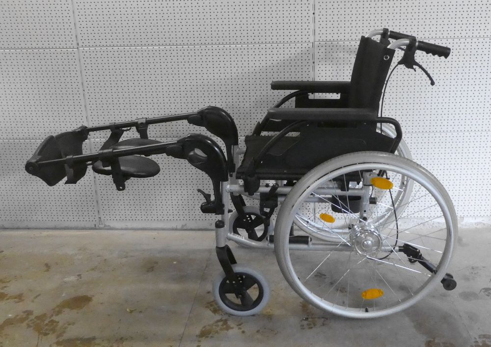 Rollstuhl Spezial, SB 45 cm, nur CHF 289 (Gebraucht) in Lengnau für CHF 289 – mit Lieferung auf ...