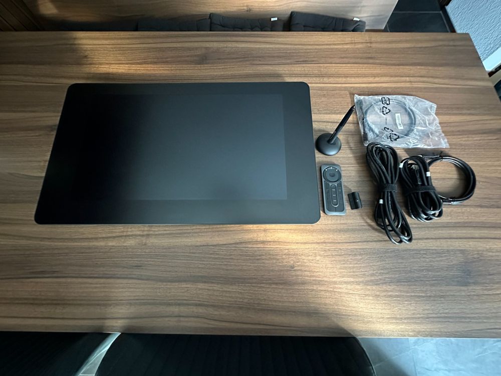 Neuwertiges Wacom Cintiq 24 Pro + Wacom Desk Arm | Kaufen auf Ricardo