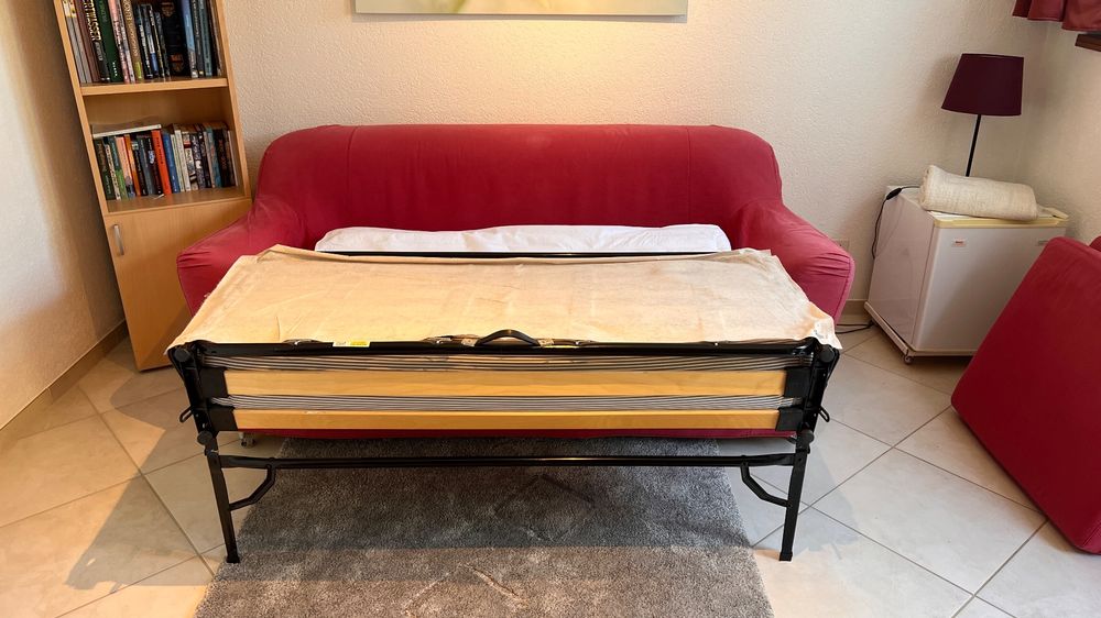 Rotes Bettsofa, Sofa ausziehbar mit Lattenrost (Gebraucht) in ...