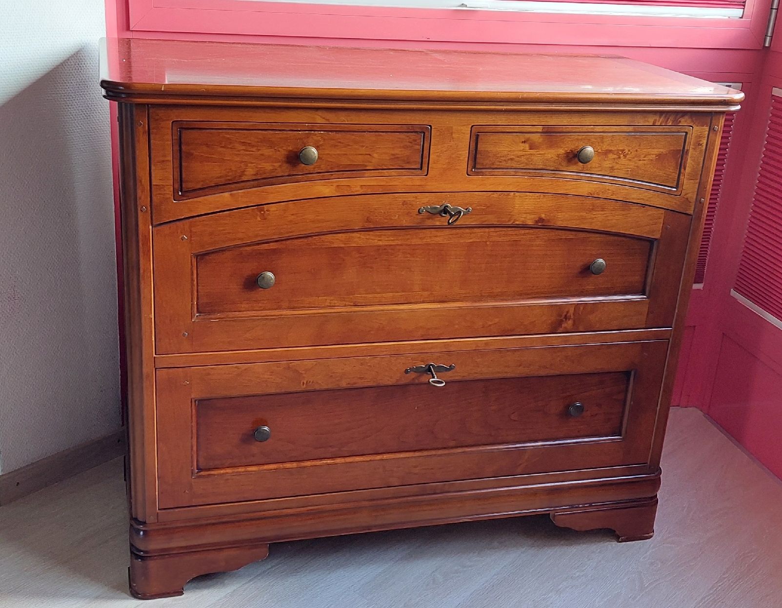 Commode vintage en bois massif, 4 tiroirs - qualité! (D'occasion) à ...