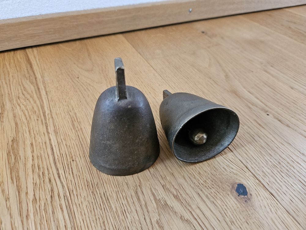 2 alte Glocken (Gebraucht) in Segnas für CHF 5 – mit Lieferung auf ...