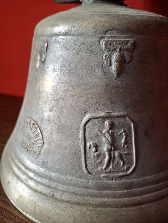 Cloche BARINOTTO Le Cachot. cloche ancienne de vache, décoré (D ...