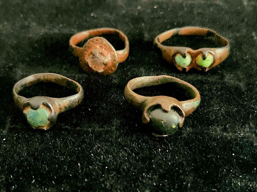 4 Antike, mittelalter Bronze Ringe mit Glassteinen (Gebraucht) in ...