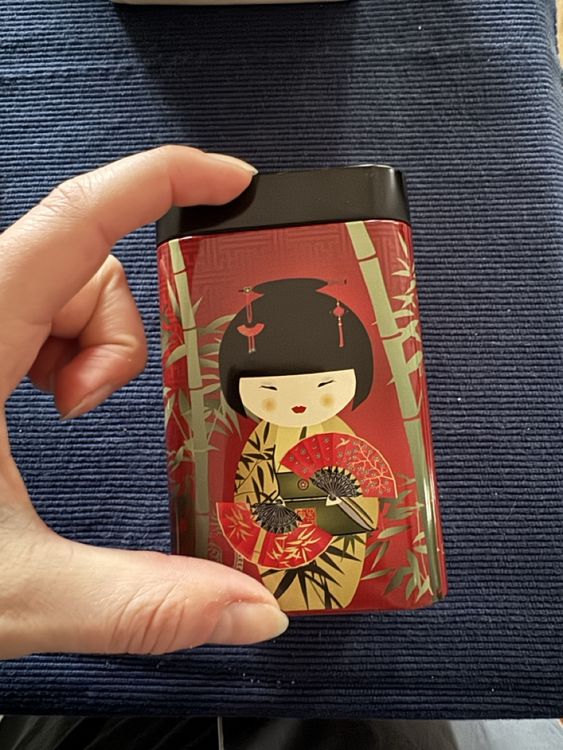 Vintage Teedose "Little Geisha" Rot, neuwertig (Neu (gemäss Beschreibung)) in Arlesheim für CHF ...