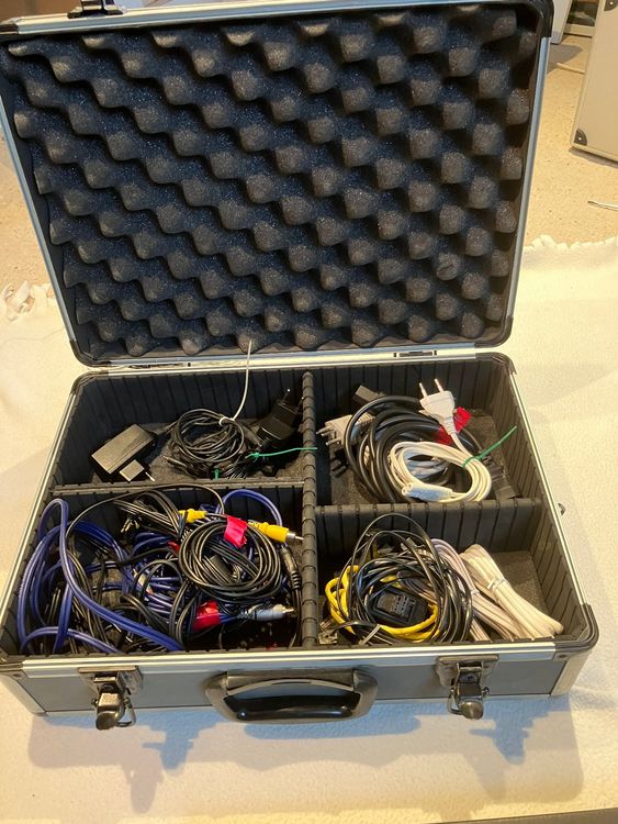 Kabel-Box mit diversen Kabeln, Mac-Adapter, Ladegeräte | Kaufen auf Ricardo