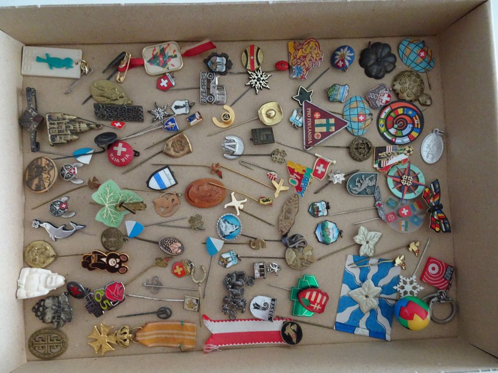 Lot alte Anstecker, Anhänger Abzeichen, dabei Swissair (Gebraucht) in ...