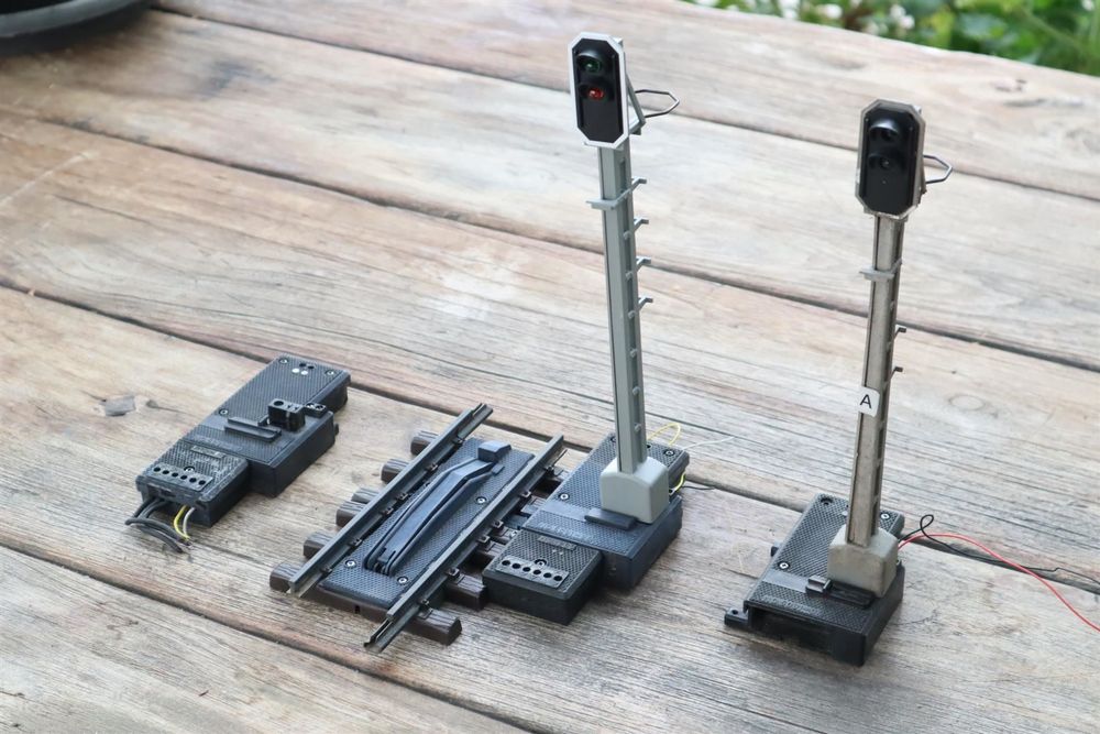 LGB 2 x RhB Licht-Signal & Zubehör - Neupreis: 280.- (Gebraucht) in ...