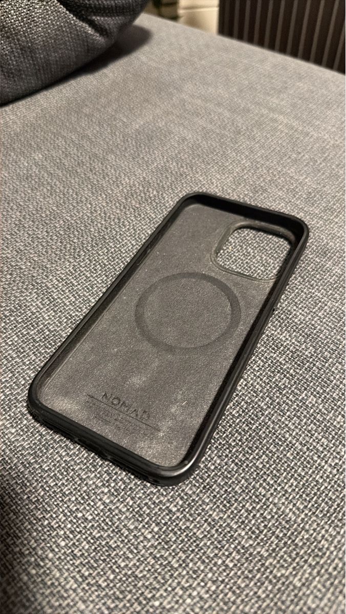 Nomad iPhone 15 Pro max Case - Black - mit “Kampf”-Spuren! (Gebraucht ...