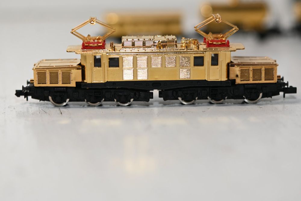 BR 194 mit Wagen Arnold Spur N ohne Motor Dummy ohne OVP (Gebraucht) in ...