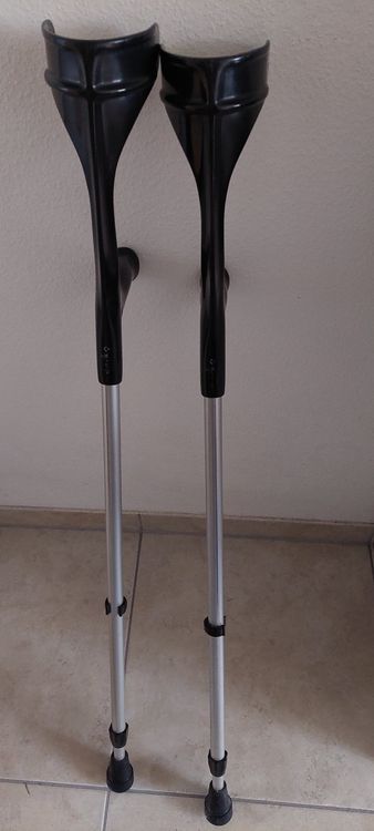 Schwarze Krücken/Gehhilfen/Stöcke (Gebraucht) in Allschwil für CHF 5 ...