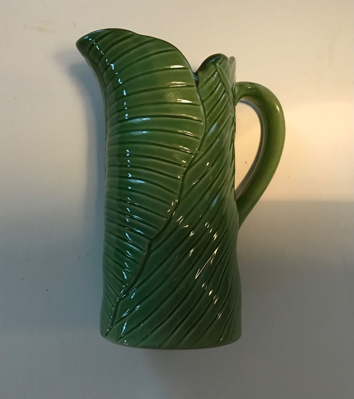 Lot de deux pichets vintage: un coq et feuille exotique 1950 (D ...