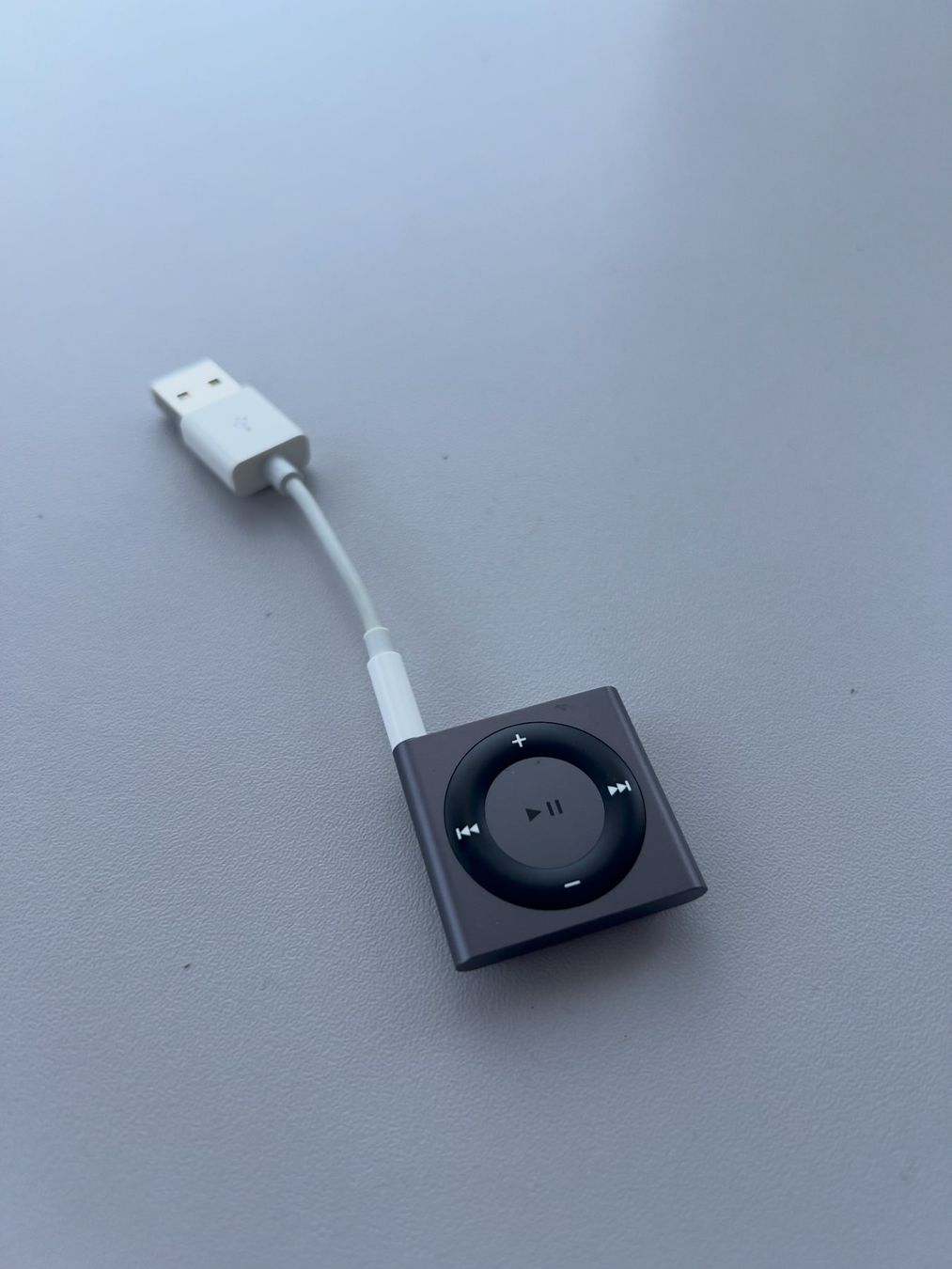 Apple iPod shuffle – 4. Generation – 2 GB – Dark Grey (Gebraucht) in ...