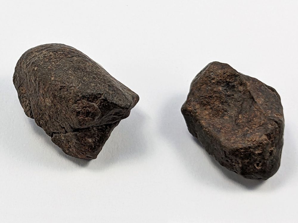 NWA Meteorit 23mm 2Stk. 13 Gramm (Neu und originalverpackt) in Meilen für CHF 11 – mit Lieferung ...