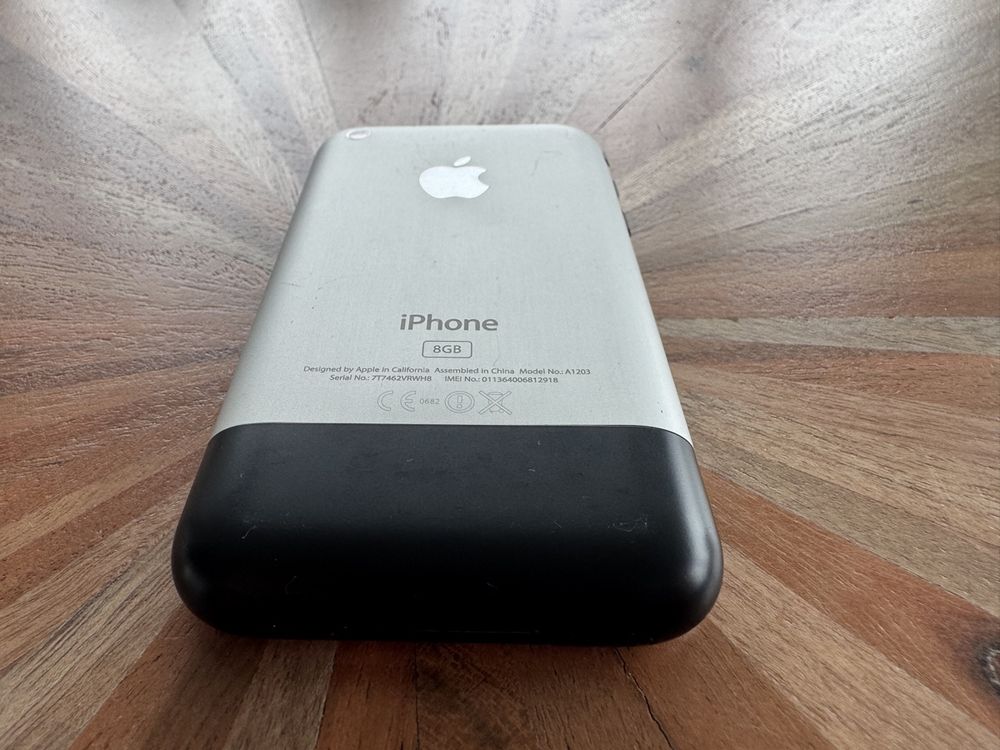 Apple iPhone 2G 8GB im Originalzustand mit Ladekabel (Gebraucht) in St ...