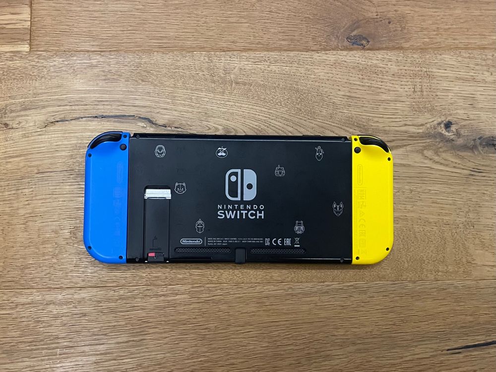 Nintendo Switch Fortnite Edition mit extra JoyCon + Spiele (Gebraucht ...