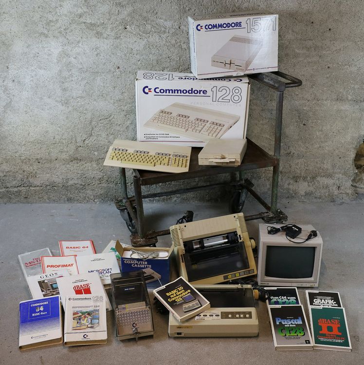 Set Commodore 128 mit Bildschirm, Bücher, Disketten & OVP /1 (Gebraucht ...