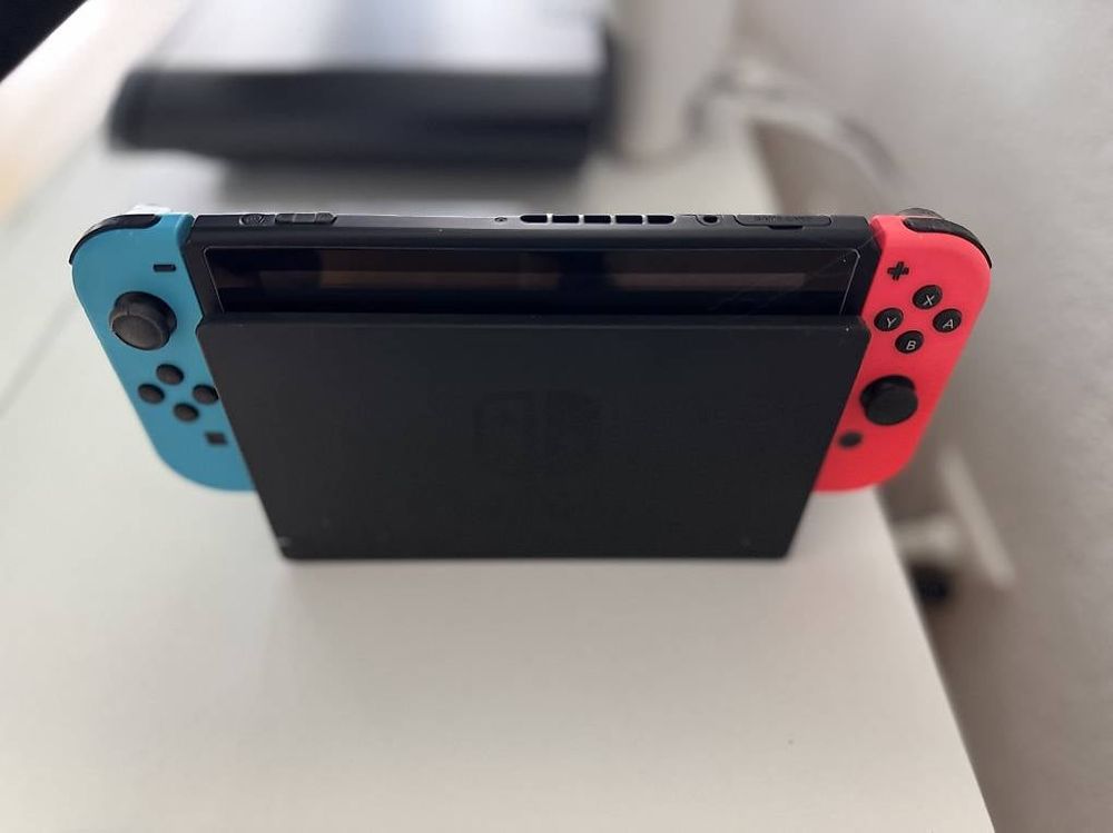 Nintendo Switch + 2 docks + housse + 7 jeux (D'occasion) à Bulle pour ...