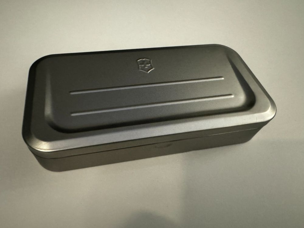 Victorinox - SWISS Stahlbox Silber, mit Klappdeckel (Neu (gemäss ...