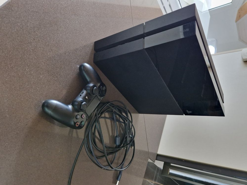 Playstation 4 + 1 manette (Gebraucht) in Blonay für CHF 80 – nur Abholung auf Ricardo kaufen