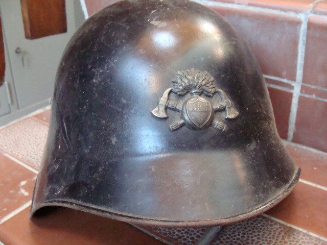 Casque de pompier vaudois (D'occasion) à Cuarny pour CHF 12 – avec livraison | Acheter sur Ricardo