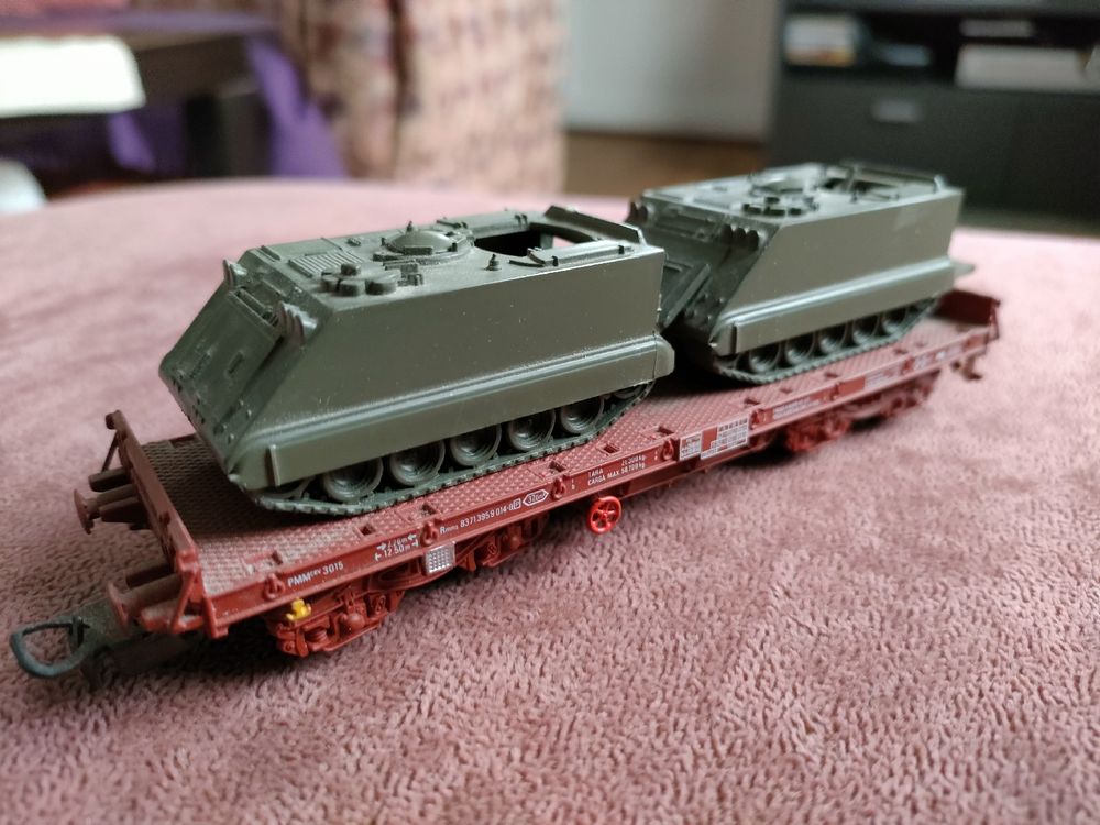 HO SBB transport bogie wagon with 2 M160 military cars (Gebraucht) in ...
