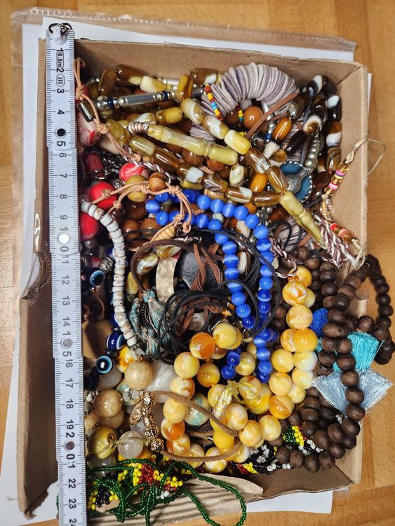 Box full of vintage beads, necklaces and bracelets. (Defekt) in St ...