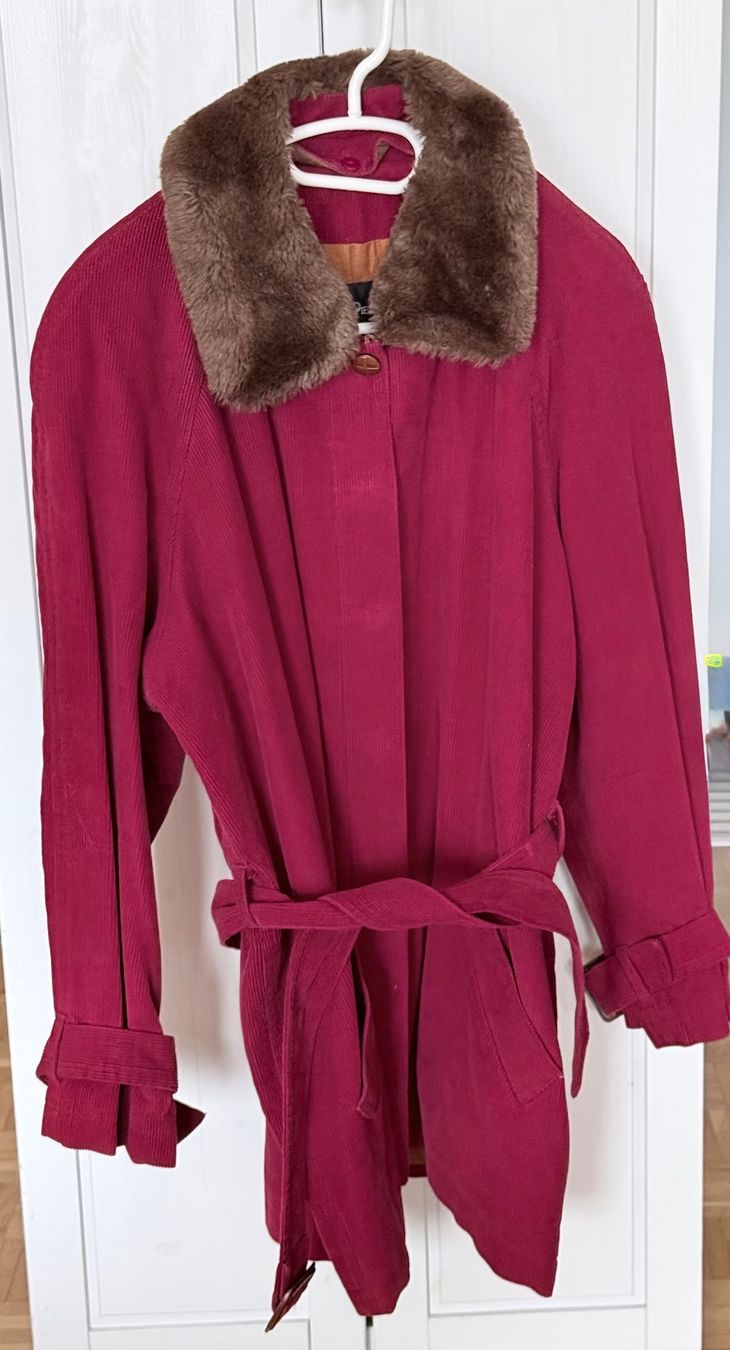 Vintage Corduroy Coat with Fur Collar, size Small (Gebraucht) in ...