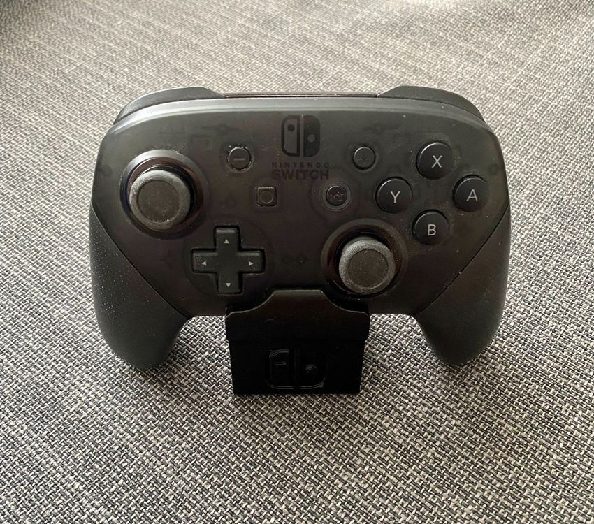 Nintendo Switch Pro Controller Stand (Neu (gemäss Beschreibung)) in ...