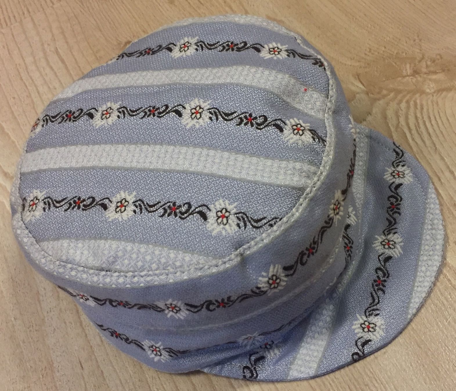 Kappe 48- 52cm im Edelweiss-Look NEU (Neu und originalverpackt) in Delley für CHF 30 – mit ...