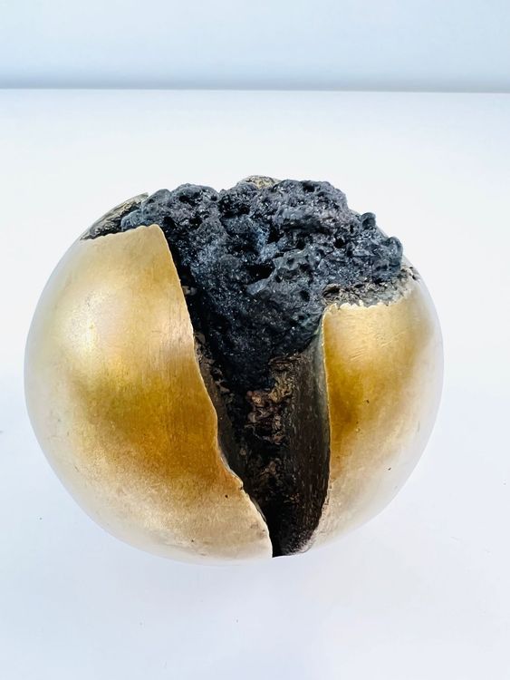 Bronzeskulptur / Bronzekugel mit Lavastein von André Bucher (Gebraucht ...