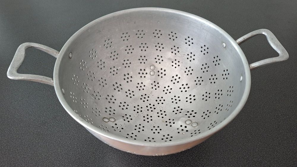 Salatsieb Alu mit Griffen und 3 Füssen Alt (Gebraucht) in Gattikon für CHF 15.5 – mit Lieferung ...
