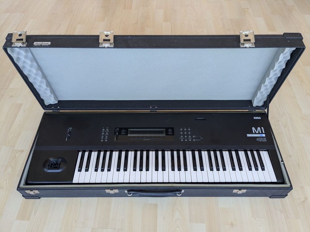 Korg M1 Synthesizer mit neuer Batterie und Koffer (Gebraucht) in ...