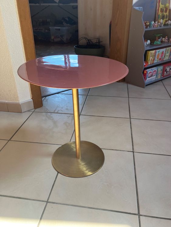 Table d’appoint ronde plateau rose pied doré | Kaufen auf Ricardo