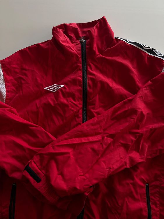 Umbro Red Rain Light Jacket (Gebraucht) in Chexbres für CHF 23 – mit ...