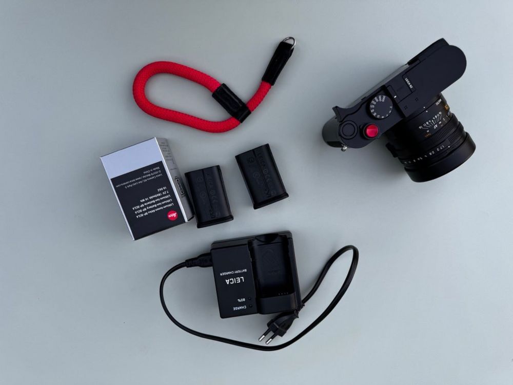 Leica Q2 fast neu, 2 Akkus, Grip und Straps (Neu (gemäss Beschreibung ...
