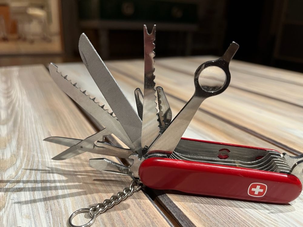 TASCHENMESSER SACKMESSER WENGER CHAMP (Gebraucht) in Obergösgen für CHF 60 – mit Lieferung auf ...