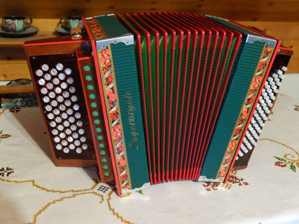 Schwyzerörgeli "Zugerörgeli" chromatisch C Griff 60 Bässe (Gebraucht ...