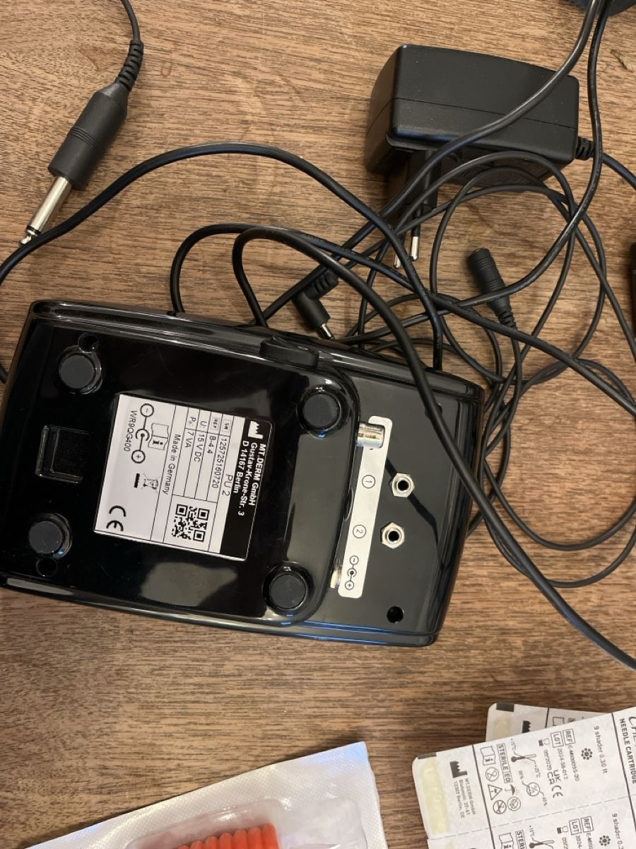 Cheyenne Tattoo Maschine, Netzteil, Nadeln, neue Tint, Stenc (Gebraucht ...