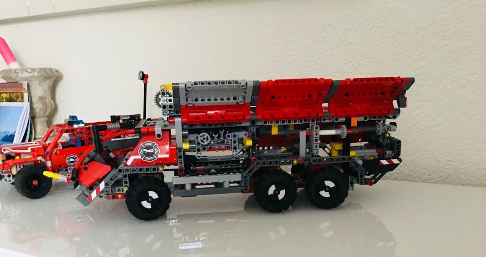 Lego Technic Flughafenfeuerwehr42068 + First Responser 42075 (Gebraucht ...