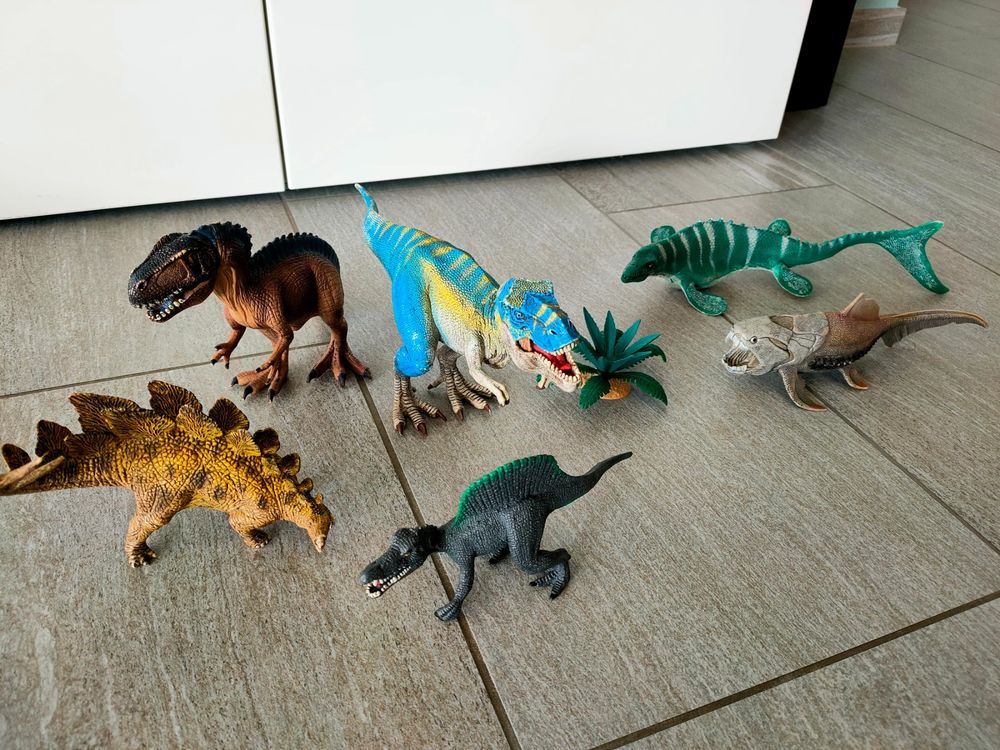 Schleich T-Rex, Alo-, Stegosaurus und Spinosaurus + Fische (Gebraucht) in Hitzkirch für CHF 28 ...