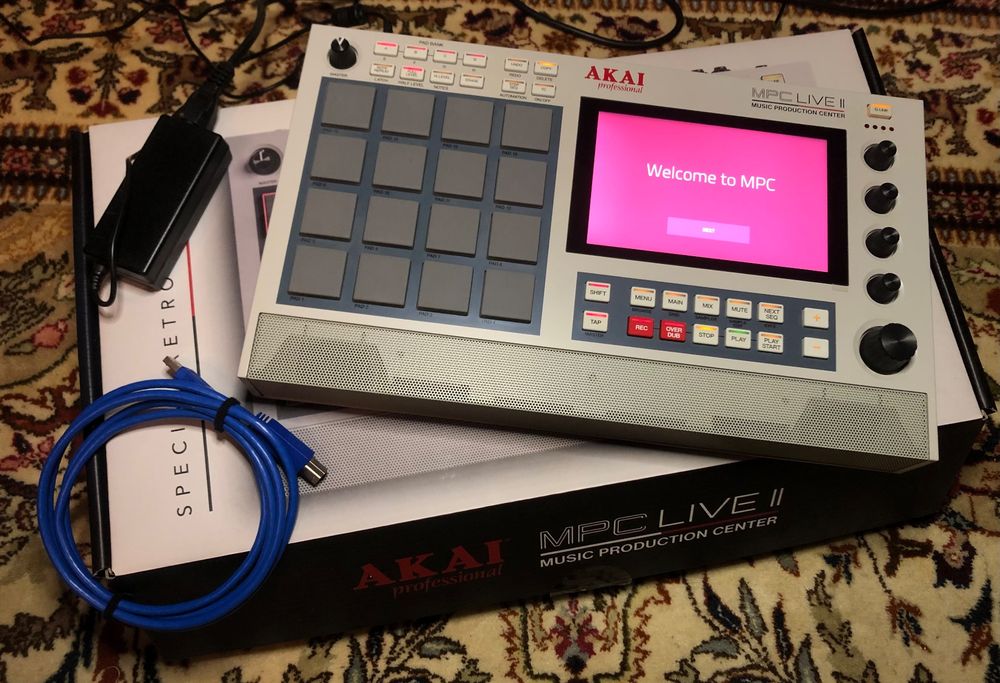 Akai MPC Live 2 Retro + HD + Sound's in OVP, Swiss Garantie! | Kaufen ...