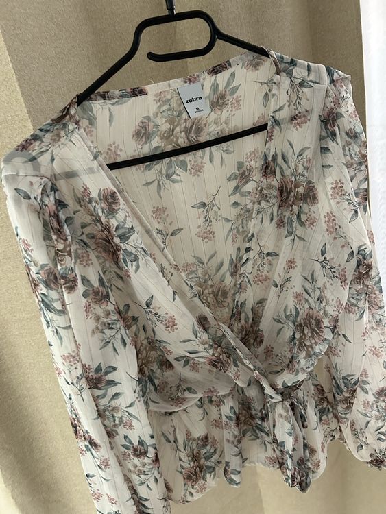 2 Blusen (Gebraucht) in Rickenbach b. Wil für CHF 10 – mit Lieferung ...