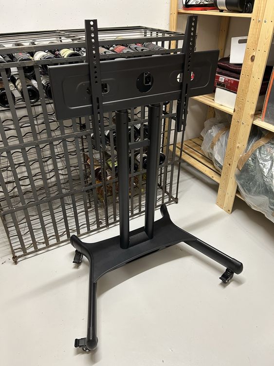 TV Ständer mit Rollen (Neu (gemäss Beschreibung)) in Rudolfstetten für ...