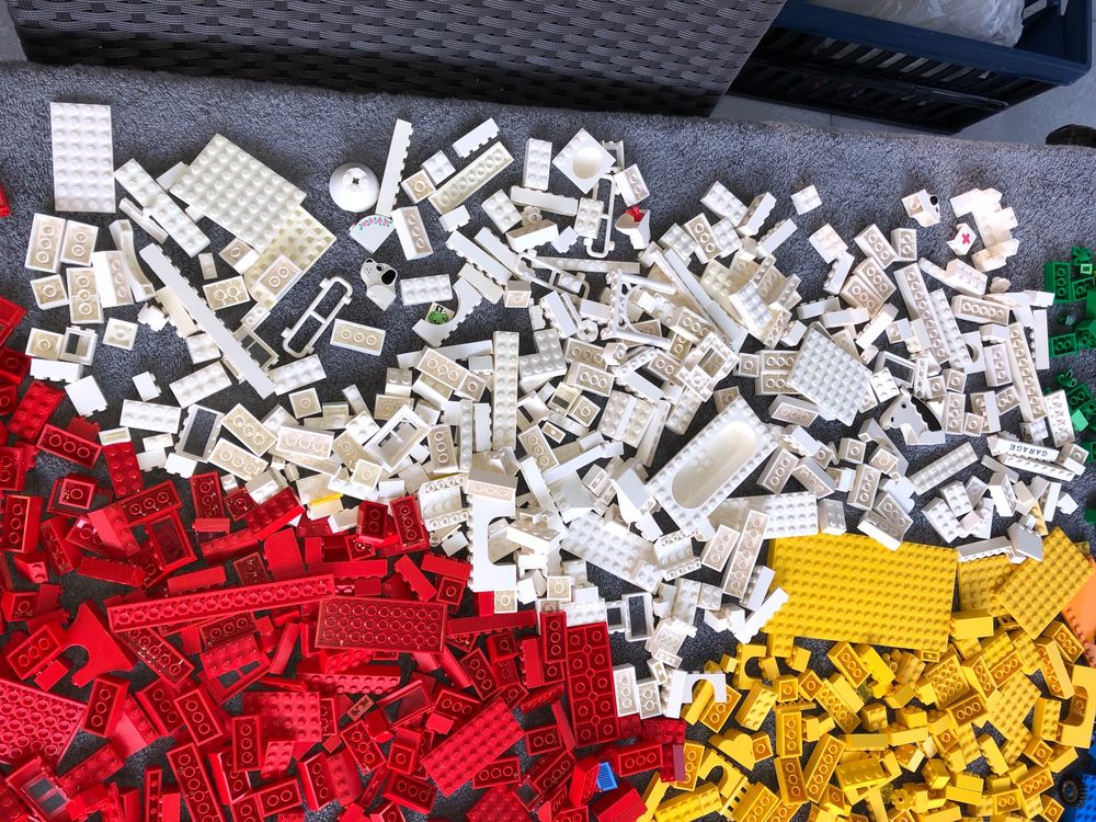 Legosteine, ein Tisch voller vielen bunten Legosteine (Gebraucht) in ...