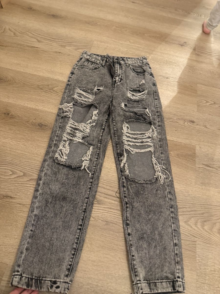 Ripped Grey Jeans - Distressed Denim for Edgy Style 😎 (Gebraucht) in ...