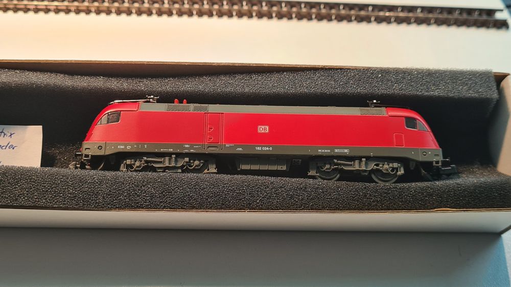 Minitrix 11124, DB BR182, "verkehrsrot", neu und digital (Neu (gemäss Beschreibung)) in Oberarth ...
