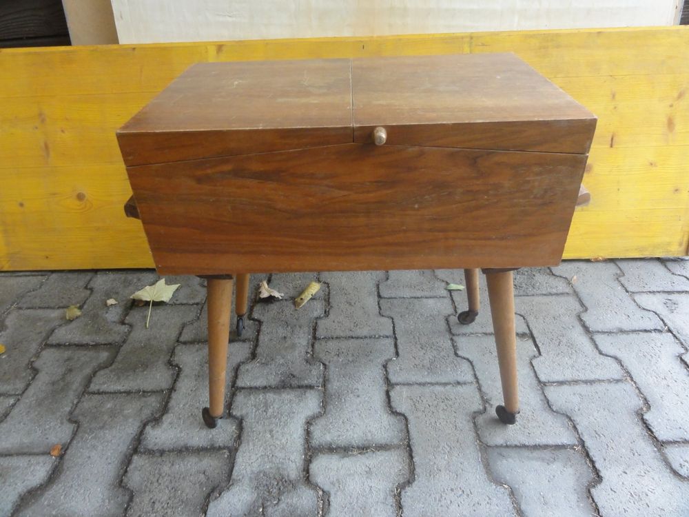 Alter Nahkasten Mit Beinen